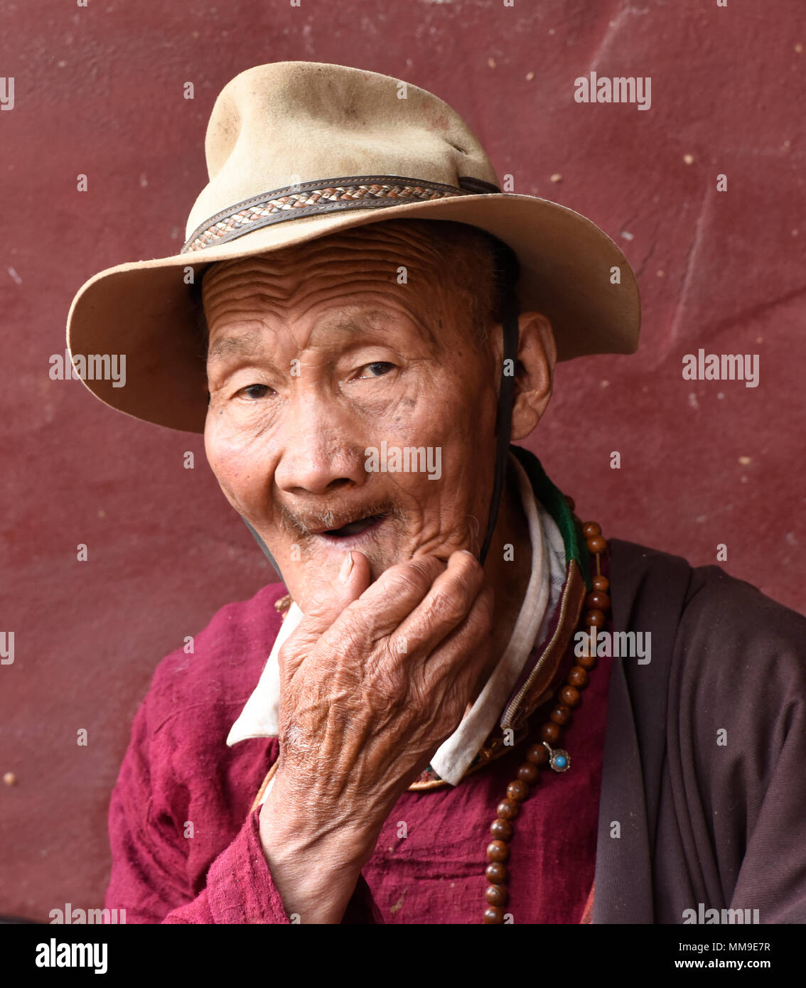 Tibetan faces hi-res stock photography and images - Alamy