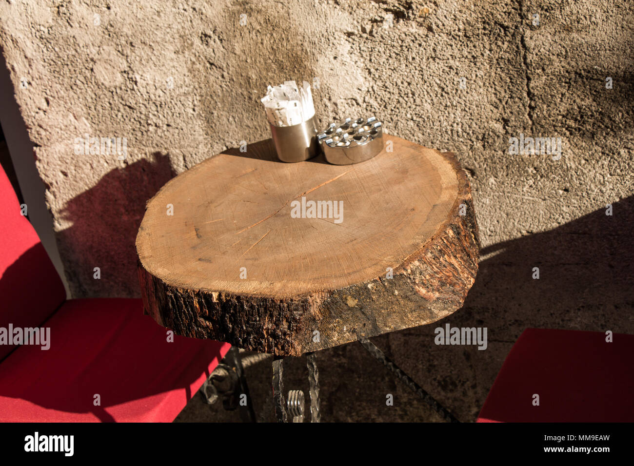 Wood Log cut in round thin piece used as table Stock Photo - Alamy