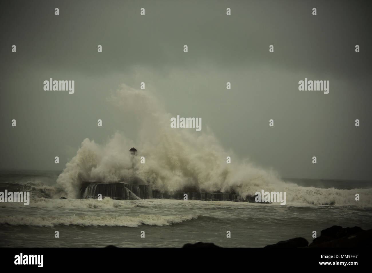 Intense waves hi-res stock photography and images - Alamy