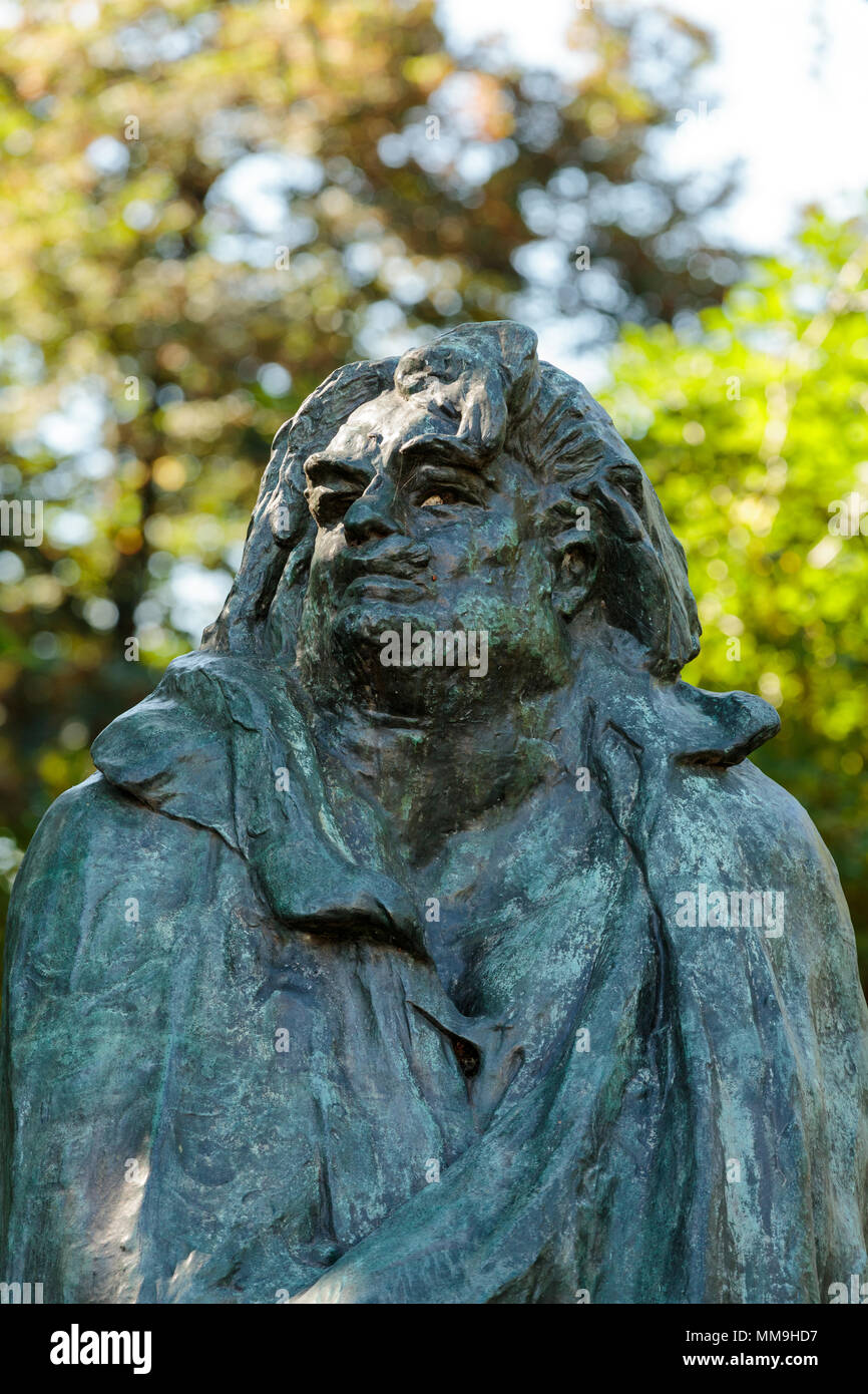 The monument to balzac rodin hi-res stock photography and images - Alamy