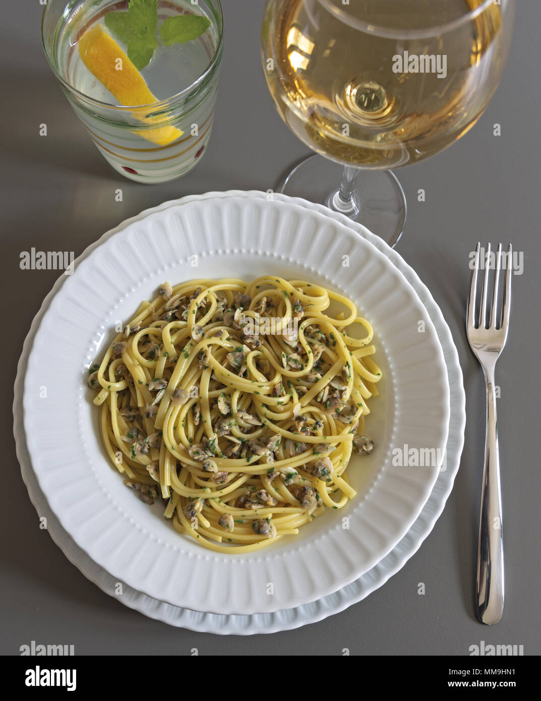 pasta lunga alle vongole sgusciate 2 Stock Photo - Alamy