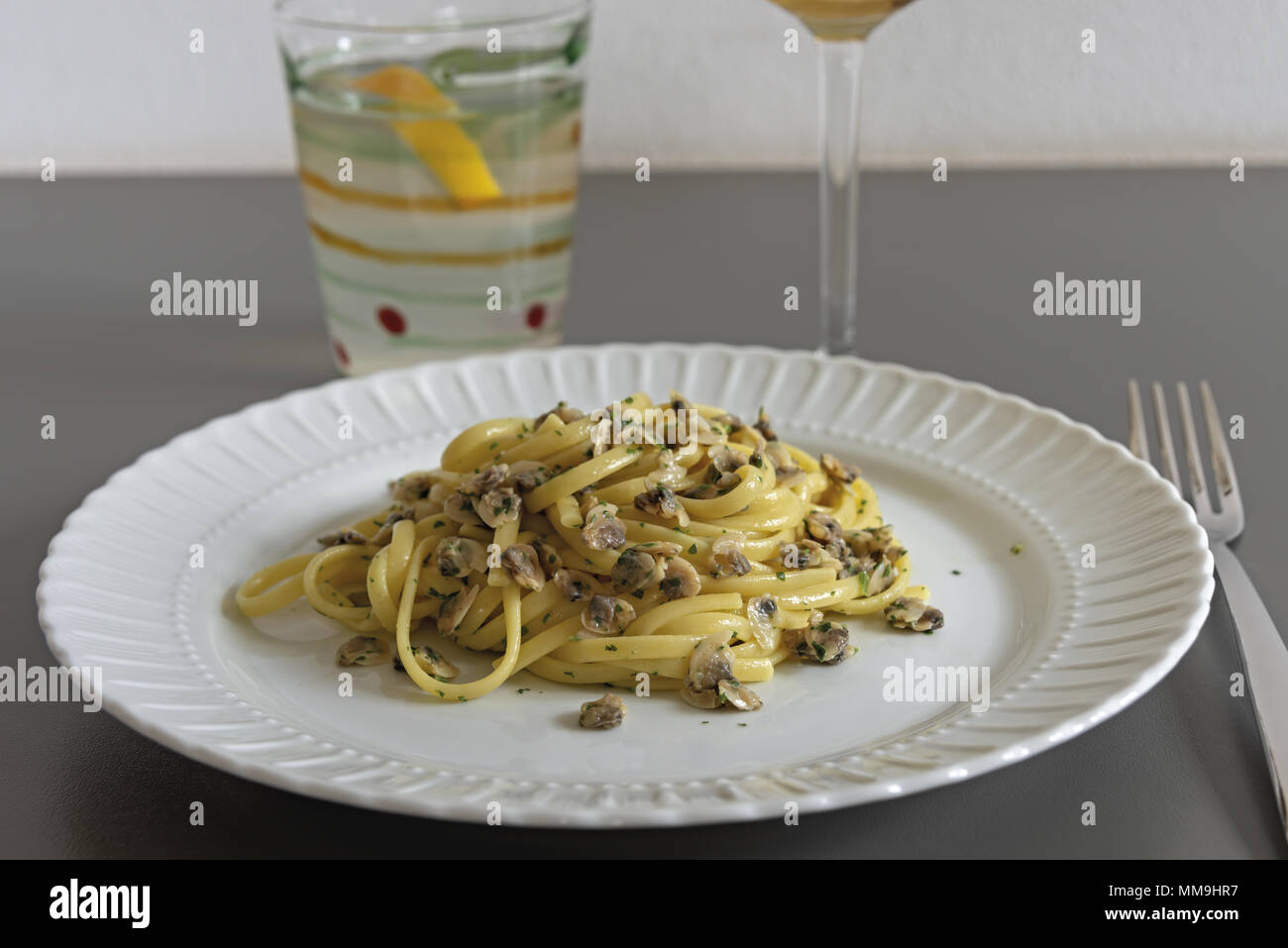 pasta lunga alle vongole sgusciate 6 Stock Photo - Alamy