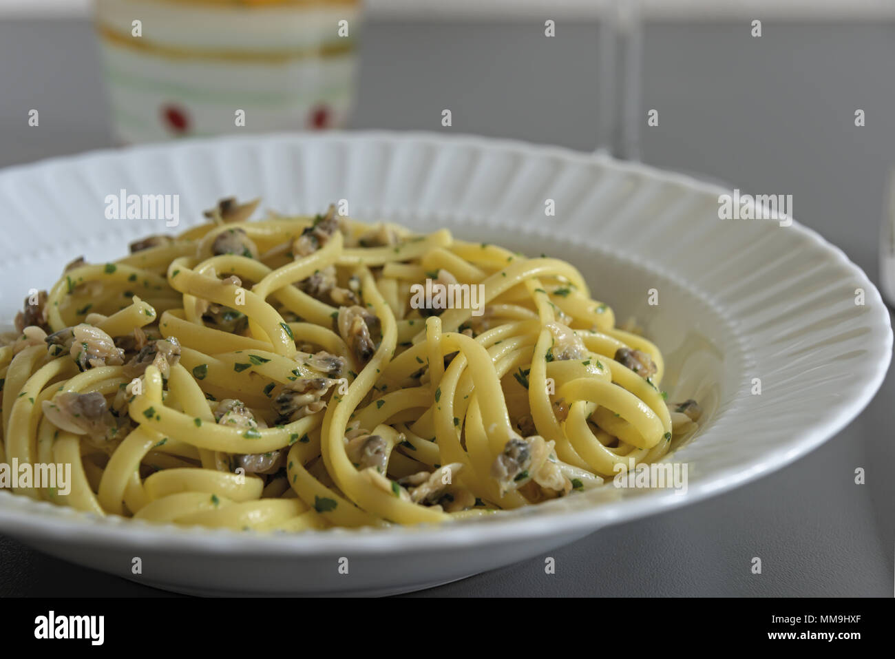 pasta lunga alle vongole sgusciate 12 Stock Photo - Alamy