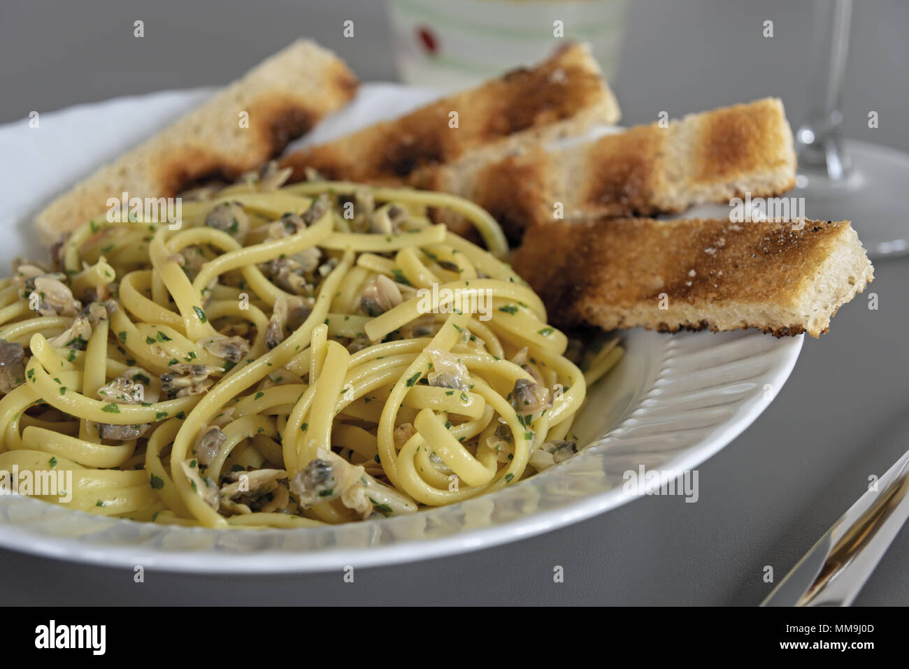 pasta lunga alle vongole sgusciate 15 Stock Photo - Alamy