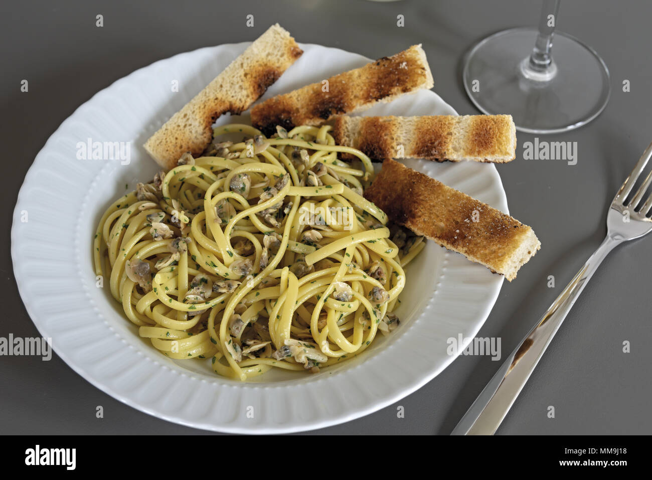 pasta lunga alle vongole sgusciate 16 Stock Photo - Alamy