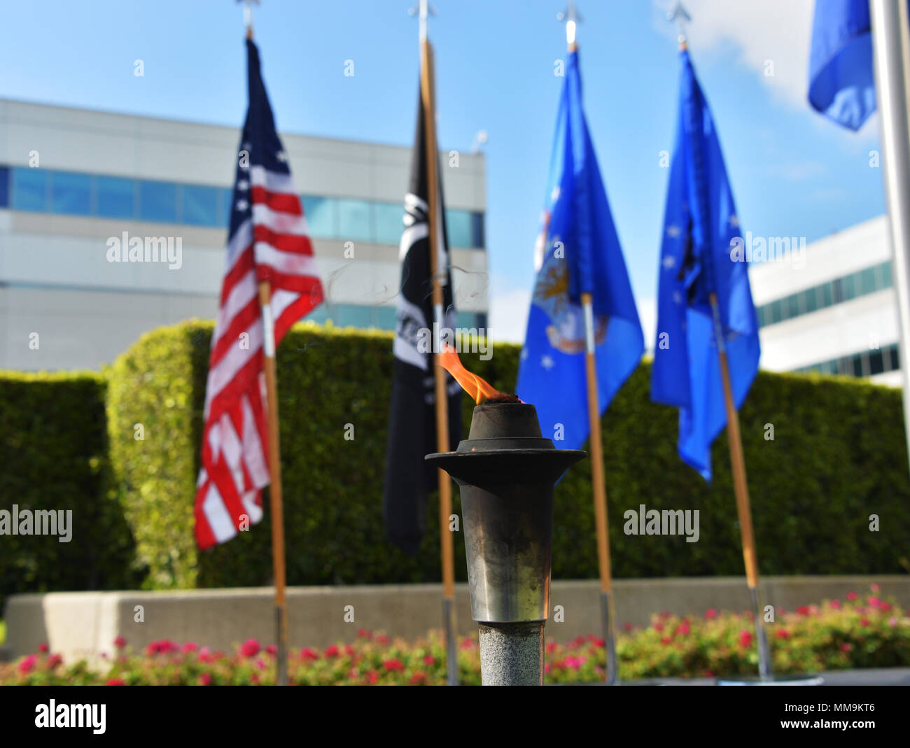 Service members, spouses, friends and volunteers from Los Angeles Air ...
