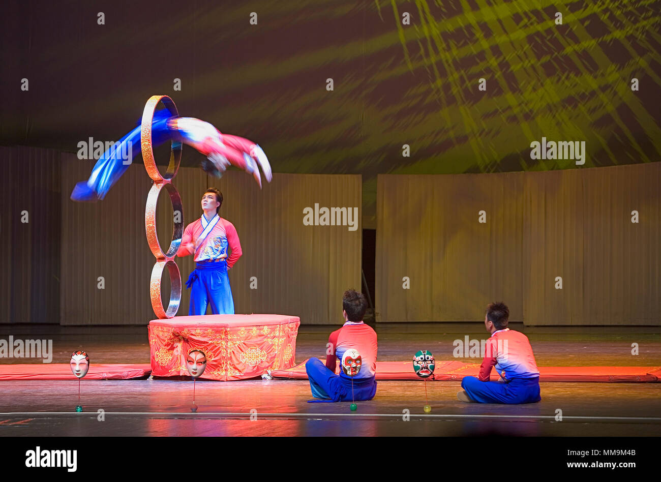 Acrobats and contortionists hi-res stock photography and images - Alamy