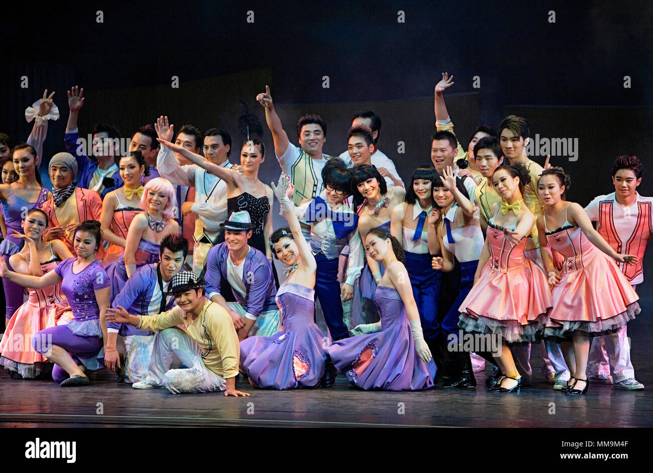 Acrobats and contortionists hi-res stock photography and images - Alamy