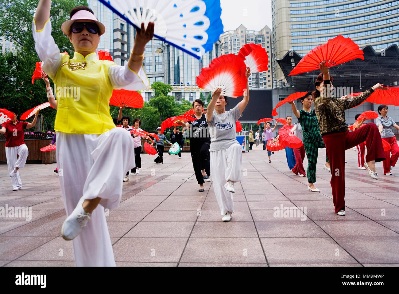 Tai chi fans hi-res stock photography and images - Alamy