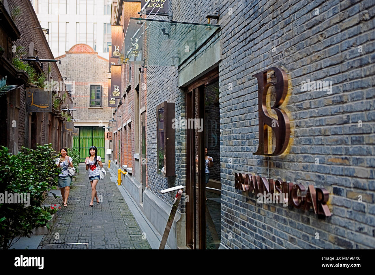 Shanghai outdoor shopping mall hi-res stock photography and images - Alamy