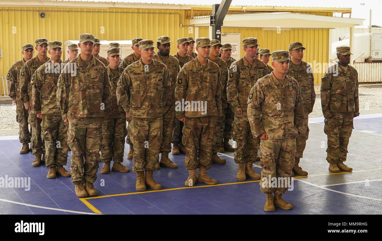 U.S. Army Soldiers with Headquarters Platoon, Bravo Company, 1-327 ...