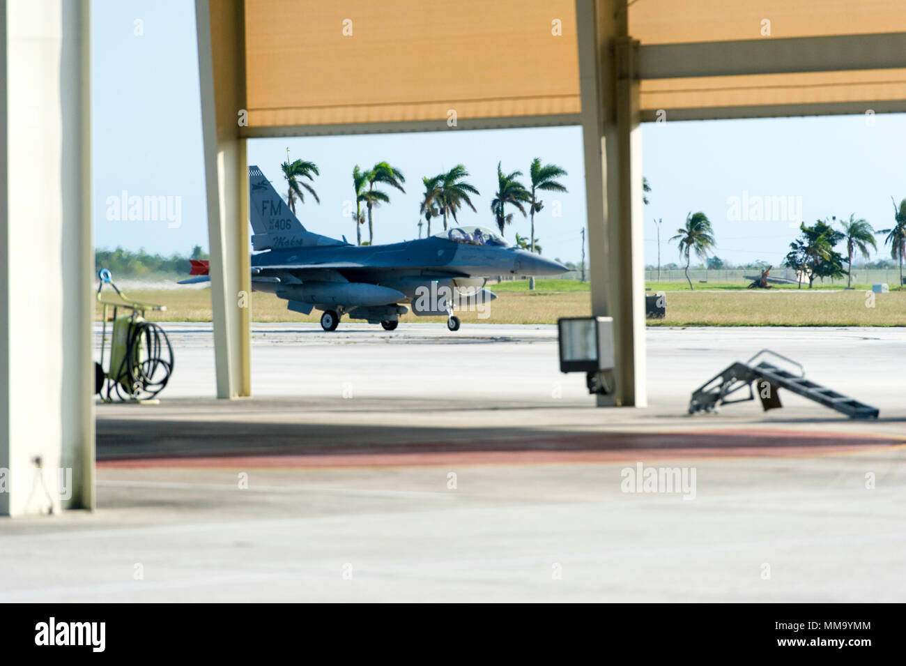 The 482nd Fighter Wing F-16C Viper taxis at Homestead Air Reserve Base ...