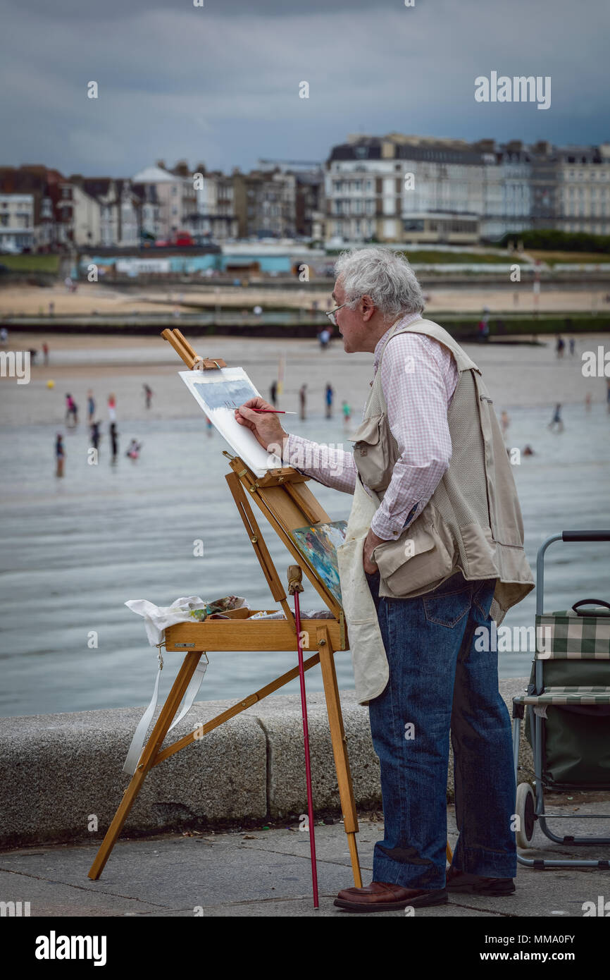 Artist painting on canvas on easel at Margate beach Stock Photo - Alamy
