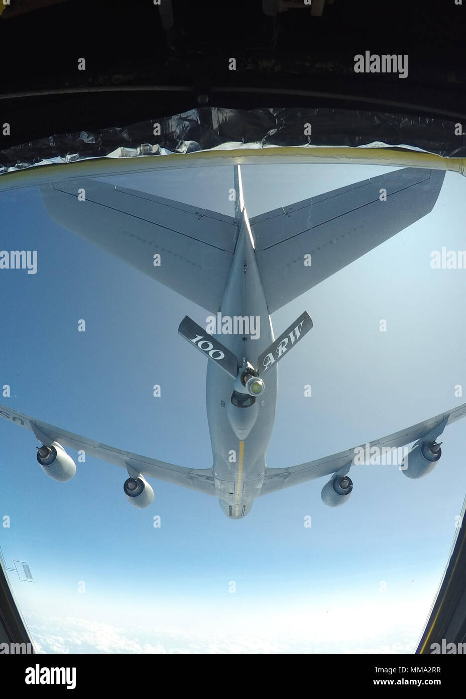 B 52 aerial refuel hi-res stock photography and images - Alamy