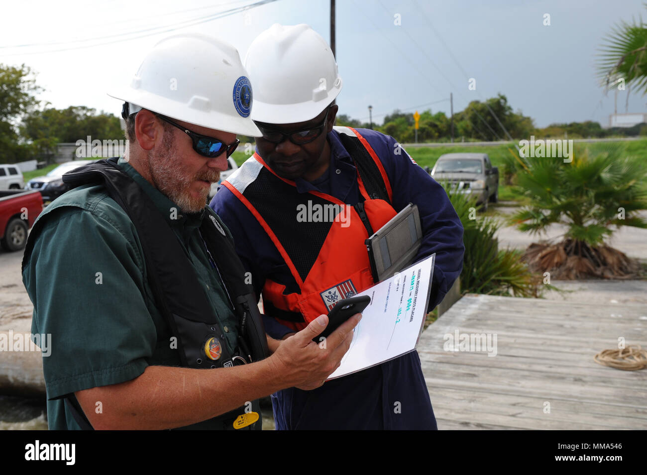 Petty officer 2nd class corey drayton hi-res stock photography and ...