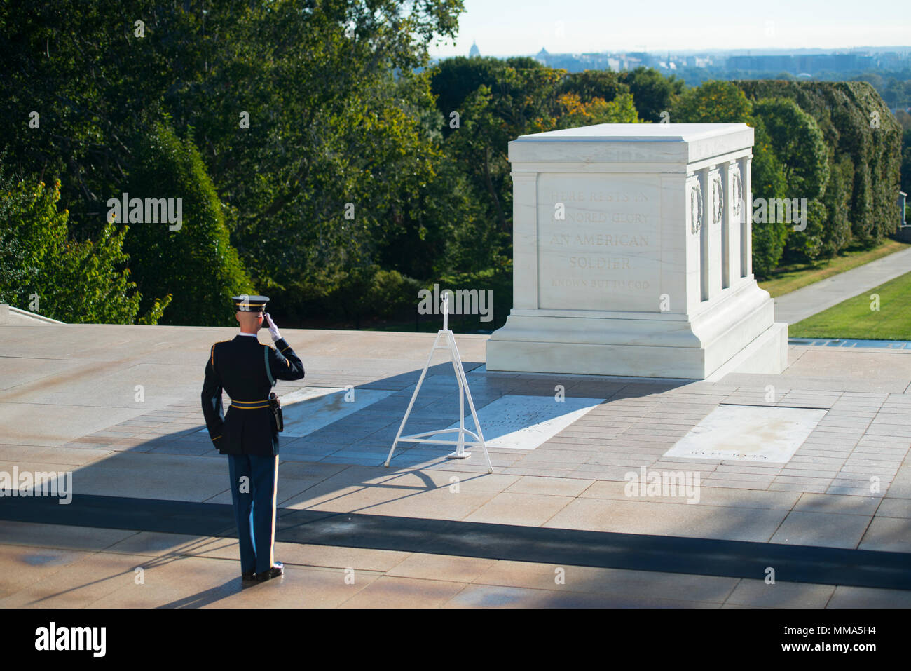A 3d U.S. Infantry Regiment (The Old Guard) Sentinel renders honors at ...