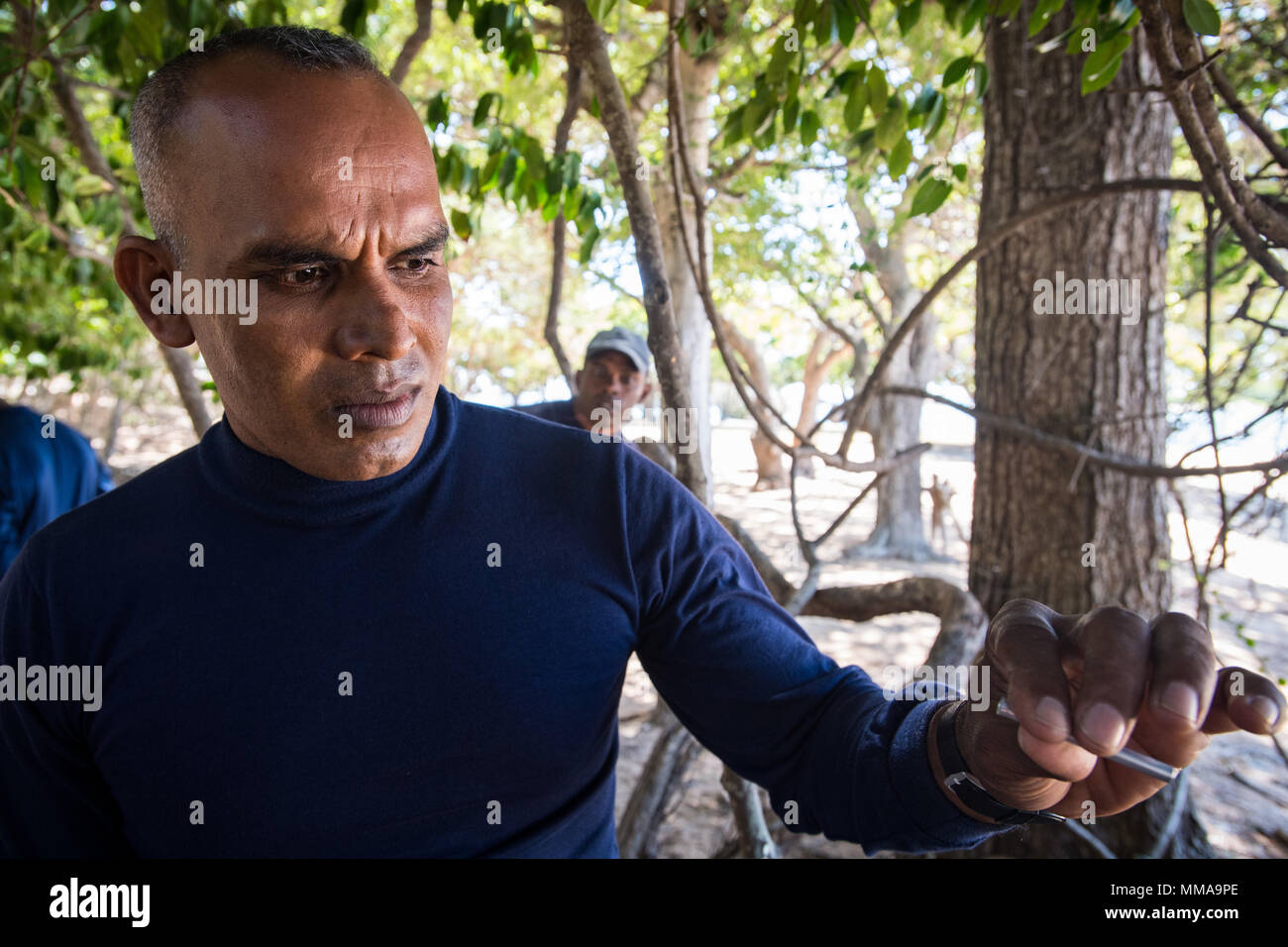 (TRINCOMALEE, Sri Lanka) A Sri Lanka Navy Diver, inspects a U.S. Navy ...