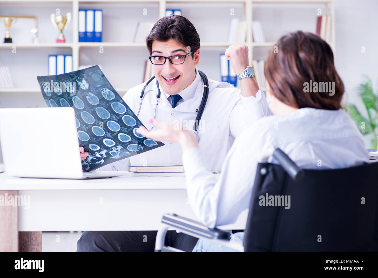 Doctor explaining to patient results of x-ray imaging Stock Photo - Alamy