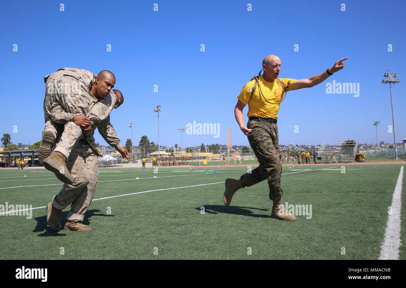 Recruits of Golf Company, 2nd Recruit Training Battalion, perform the ...