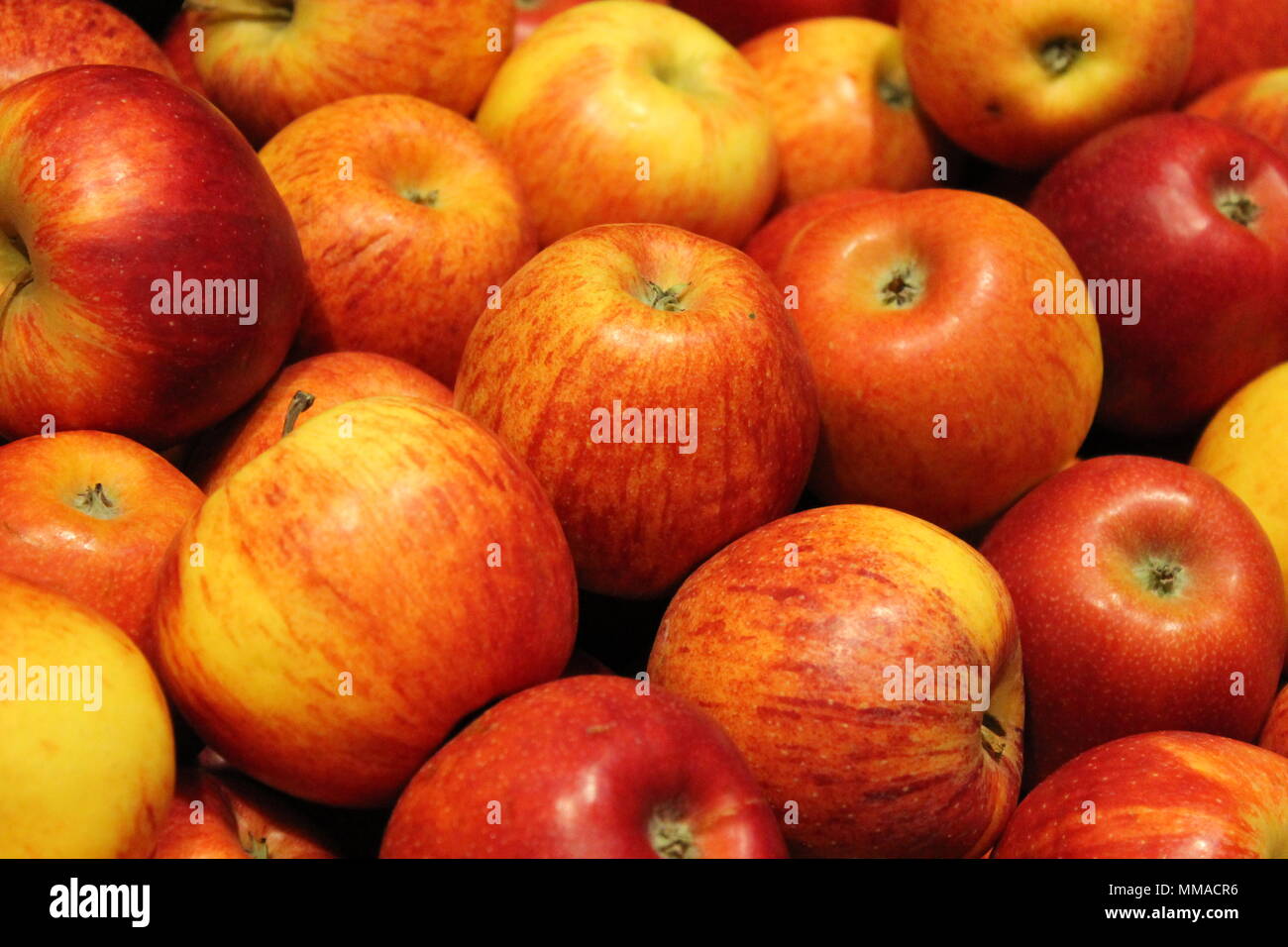 Fresh red apple fruit hi-res stock photography and images - Alamy