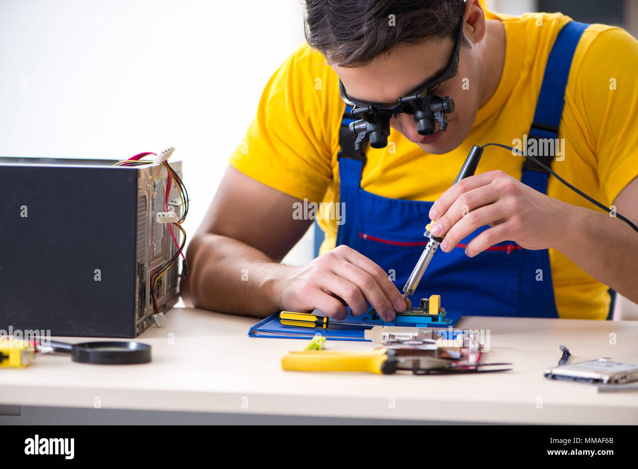 Computer repair technician repairing hardware Stock Photo - Alamy