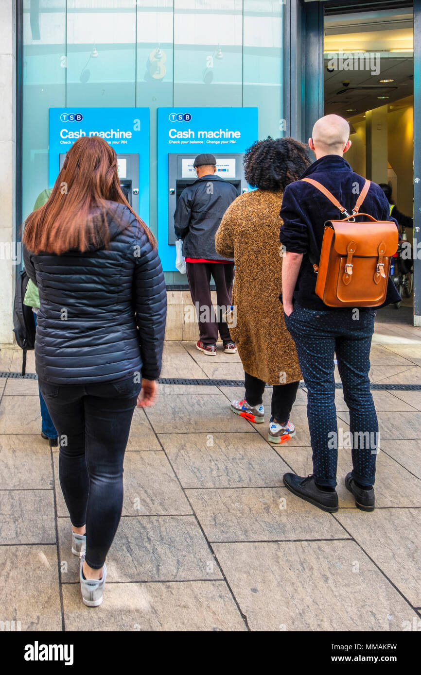 Queue people atm hi-res stock photography and images - Alamy