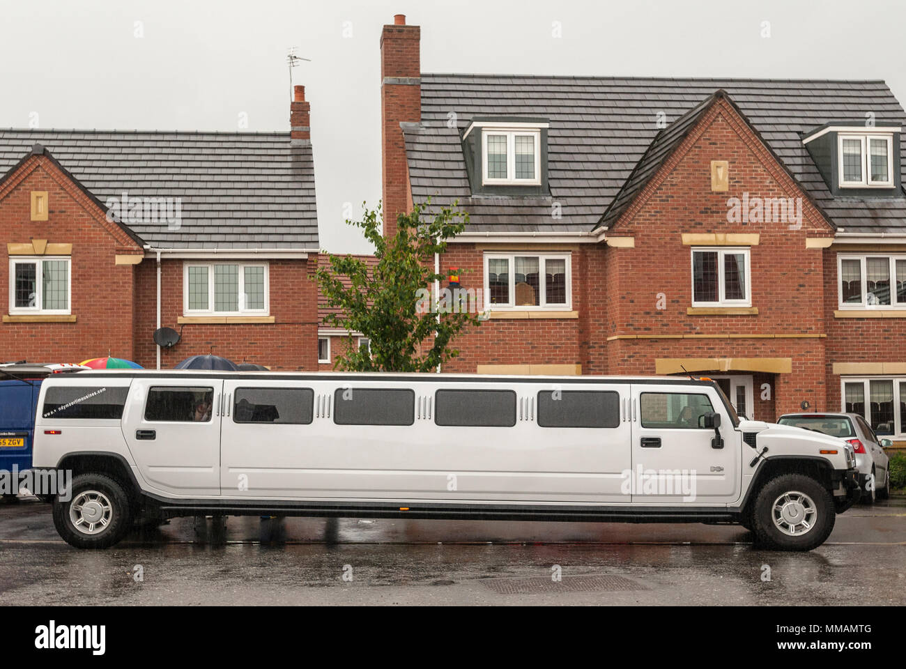 Hummer limo hi-res stock photography and images - Alamy