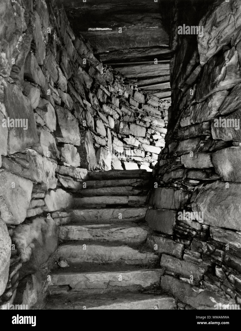 View SE of flat lintel slabs & ascending stairway between the inner (R ...