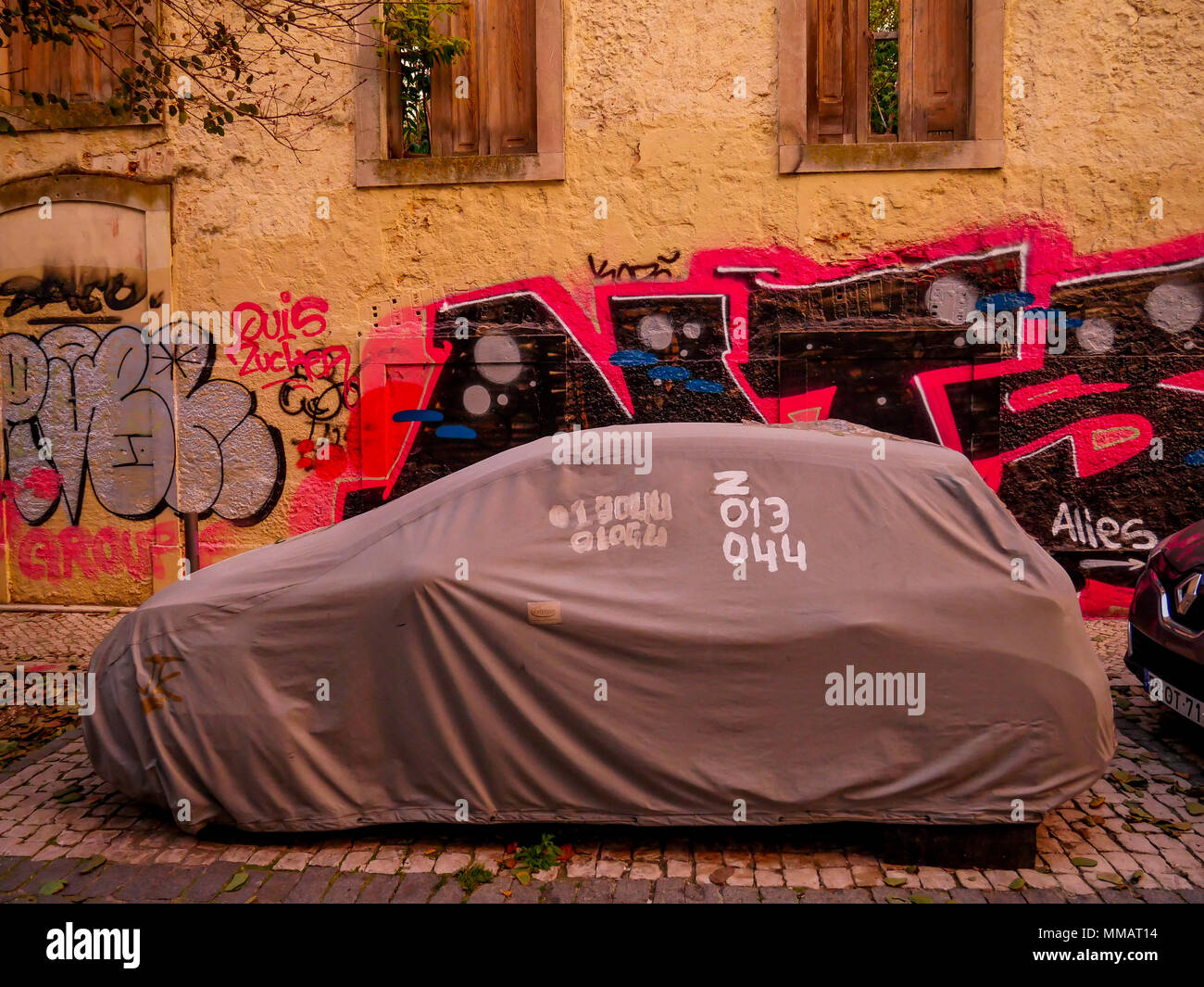 Car under tarp hi-res stock photography and images - Alamy