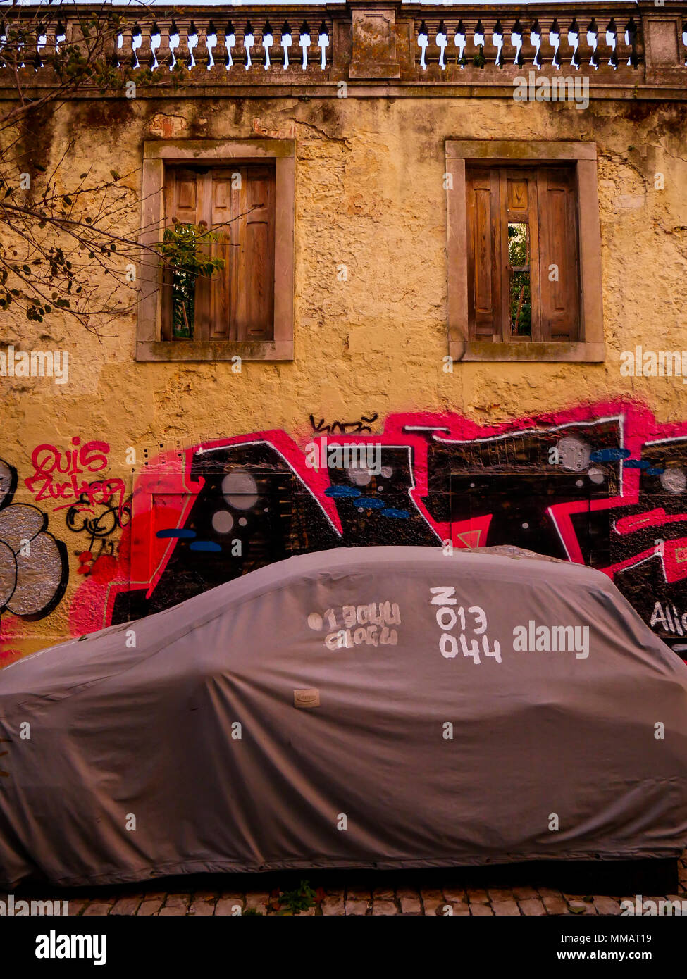 Car under tarp hi-res stock photography and images - Alamy