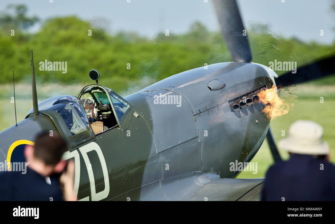 Supermarine Spitfire IX MH434 firing up its Merlin engine and flames ...