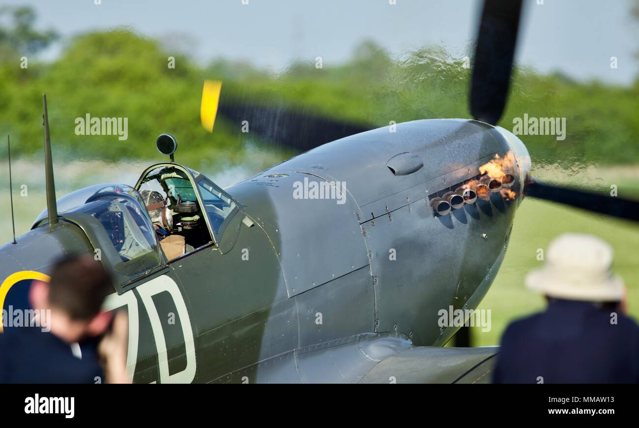 Supermarine Spitfire IX MH434 firing up its Merlin engine and flames ...