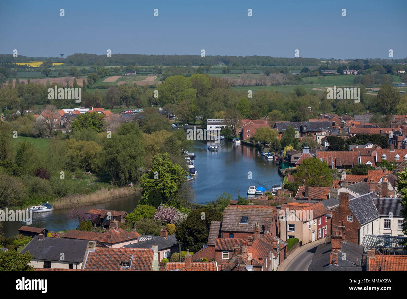 The river Waveney at Beccles, Suffolk. Norfolk on the left bank ...