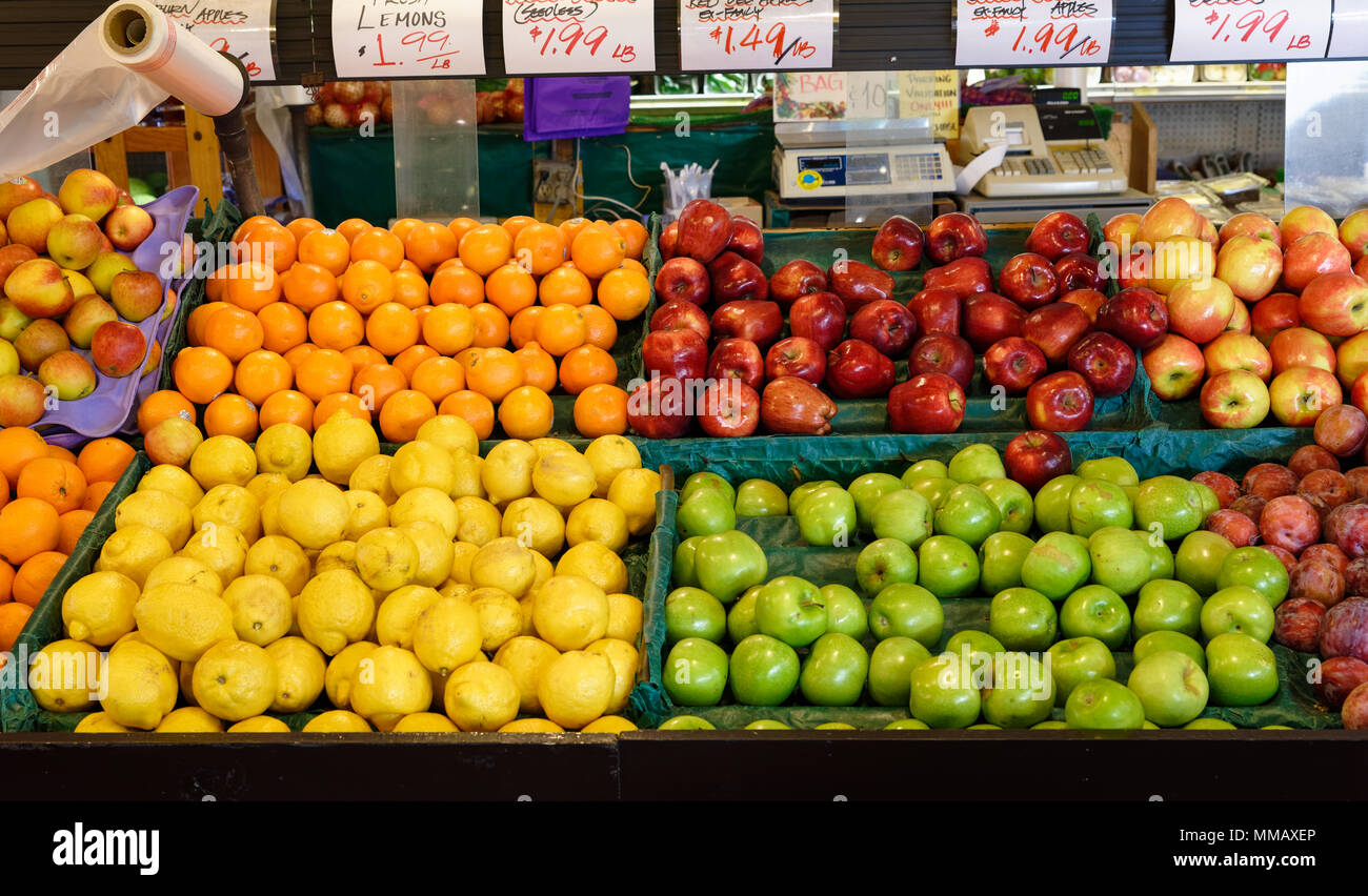 Fresh Fuit stand with apples and oranges Stock Photo - Alamy