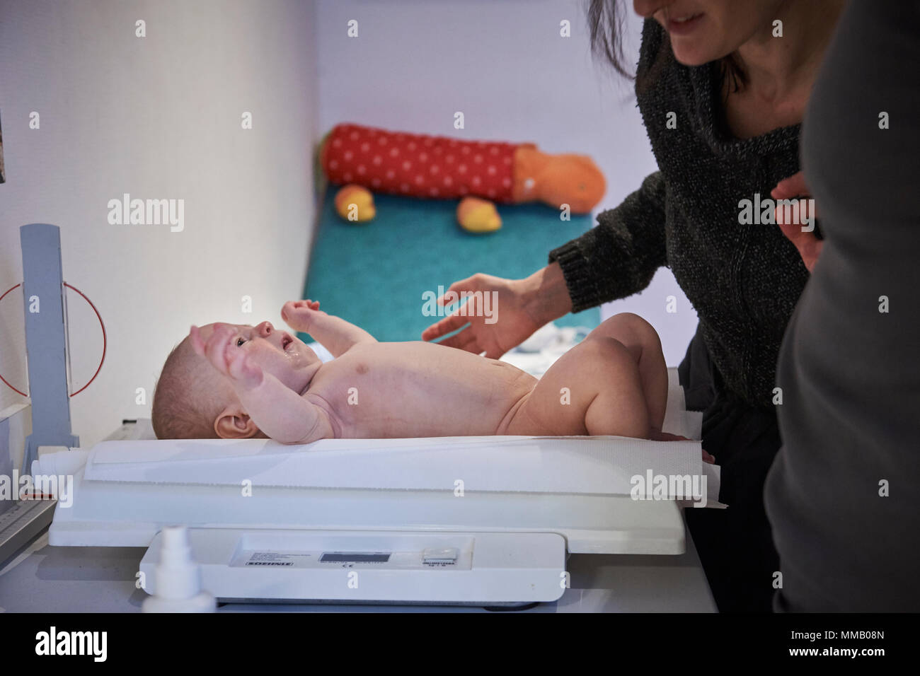 Baby weighing mother scales hi-res stock photography and images - Alamy