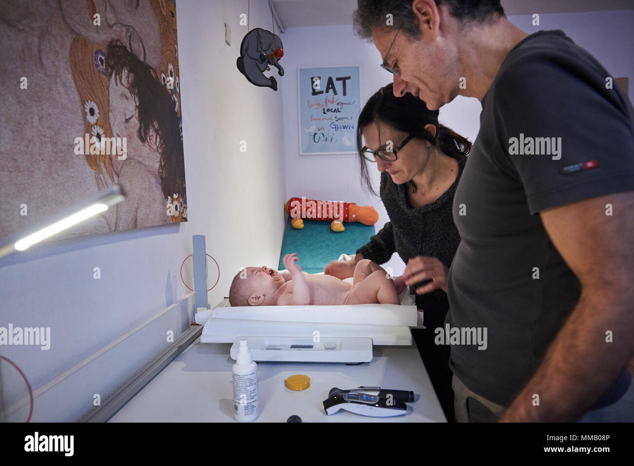 Baby weighing mother scales hi-res stock photography and images - Alamy