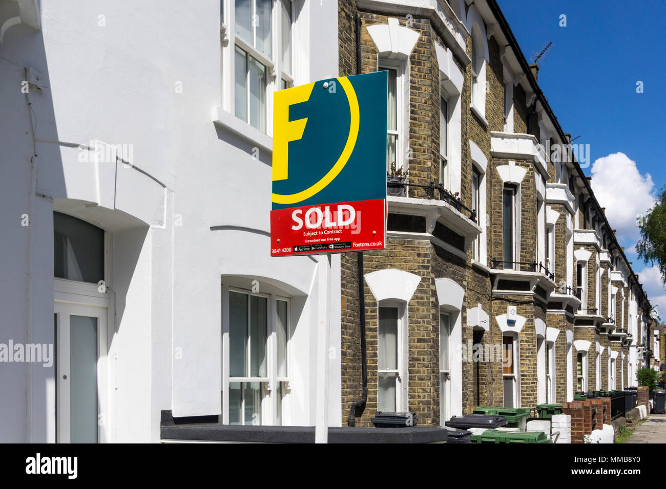 Residential houses and sold sign hi-res stock photography and images ...