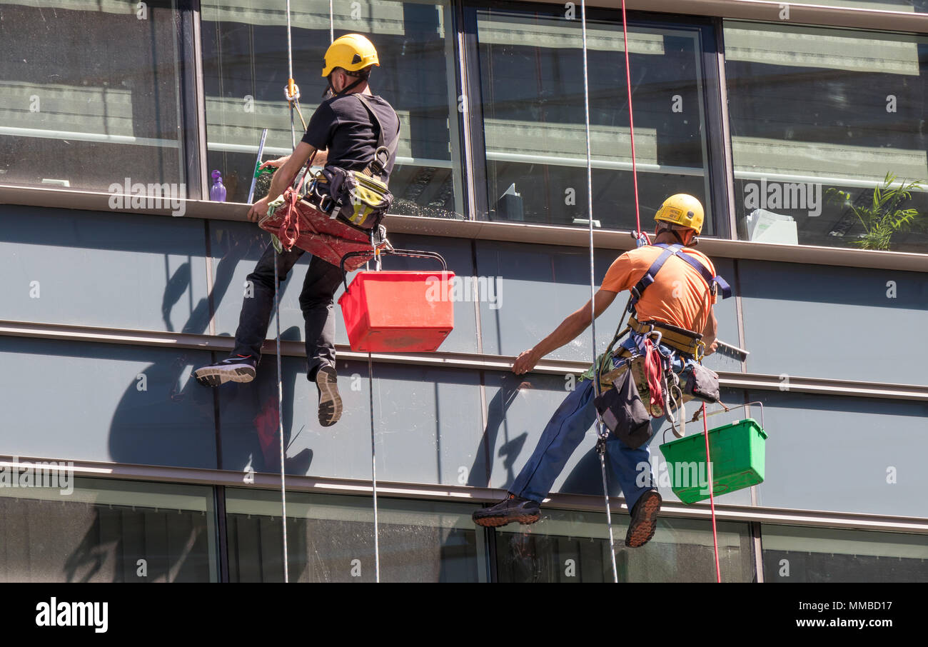 Window cleaners doing one of the riskiest jobs on a skyscraper Stock ...