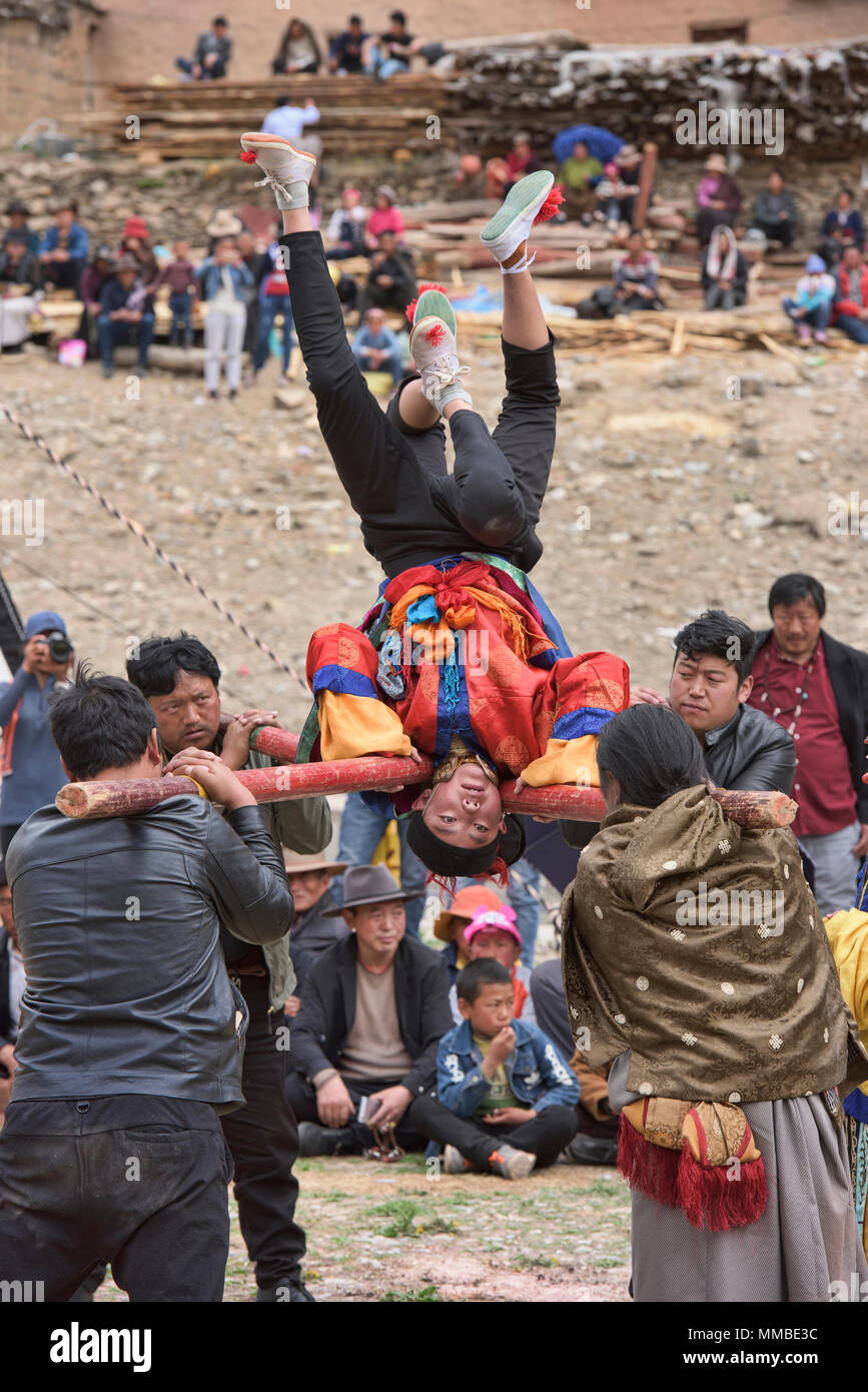 Chinese pole and acrobat hi-res stock photography and images - Alamy