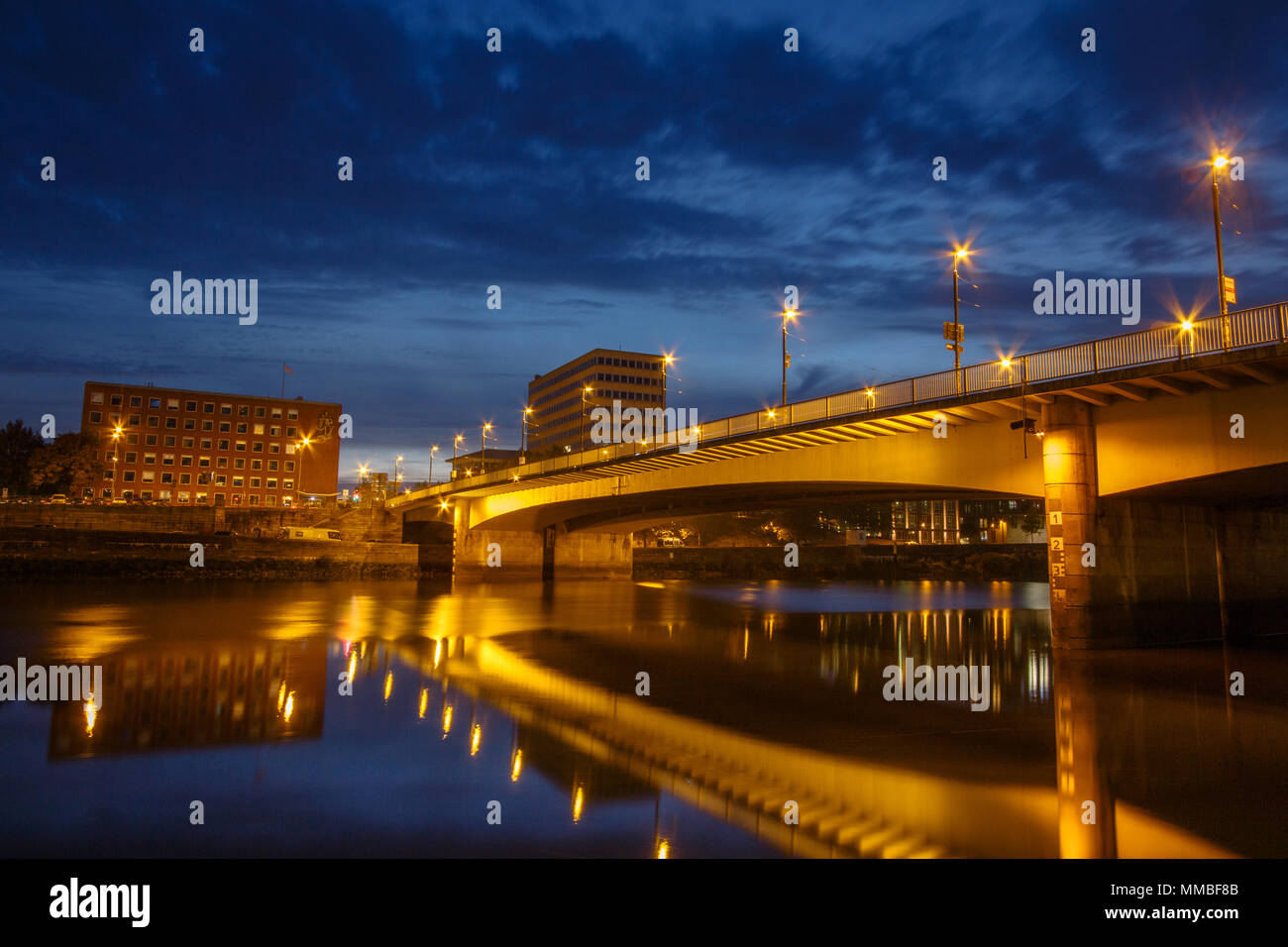 German city at night hi-res stock photography and images - Alamy