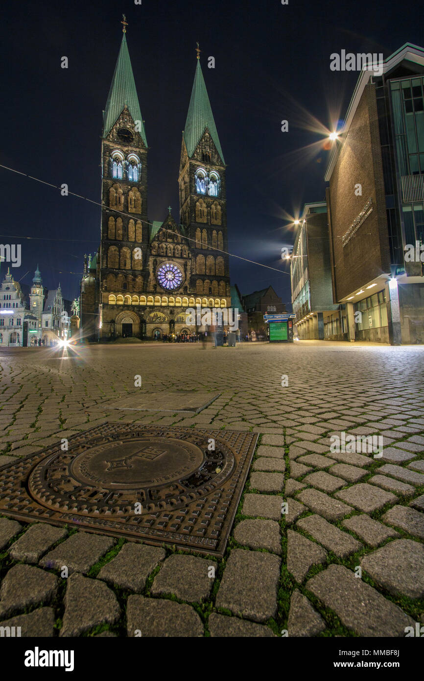 German city at night hi-res stock photography and images - Alamy