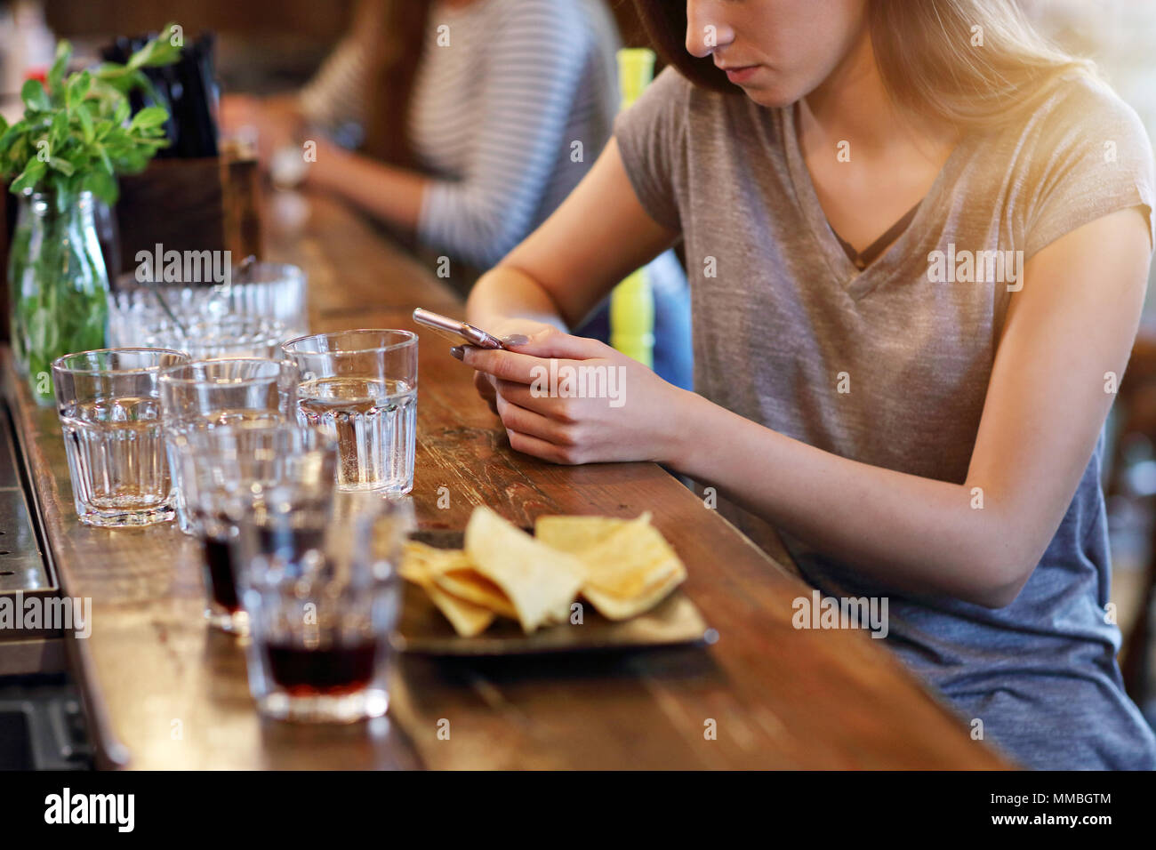 Woman smartphone friends restaurant hi-res stock photography and images ...