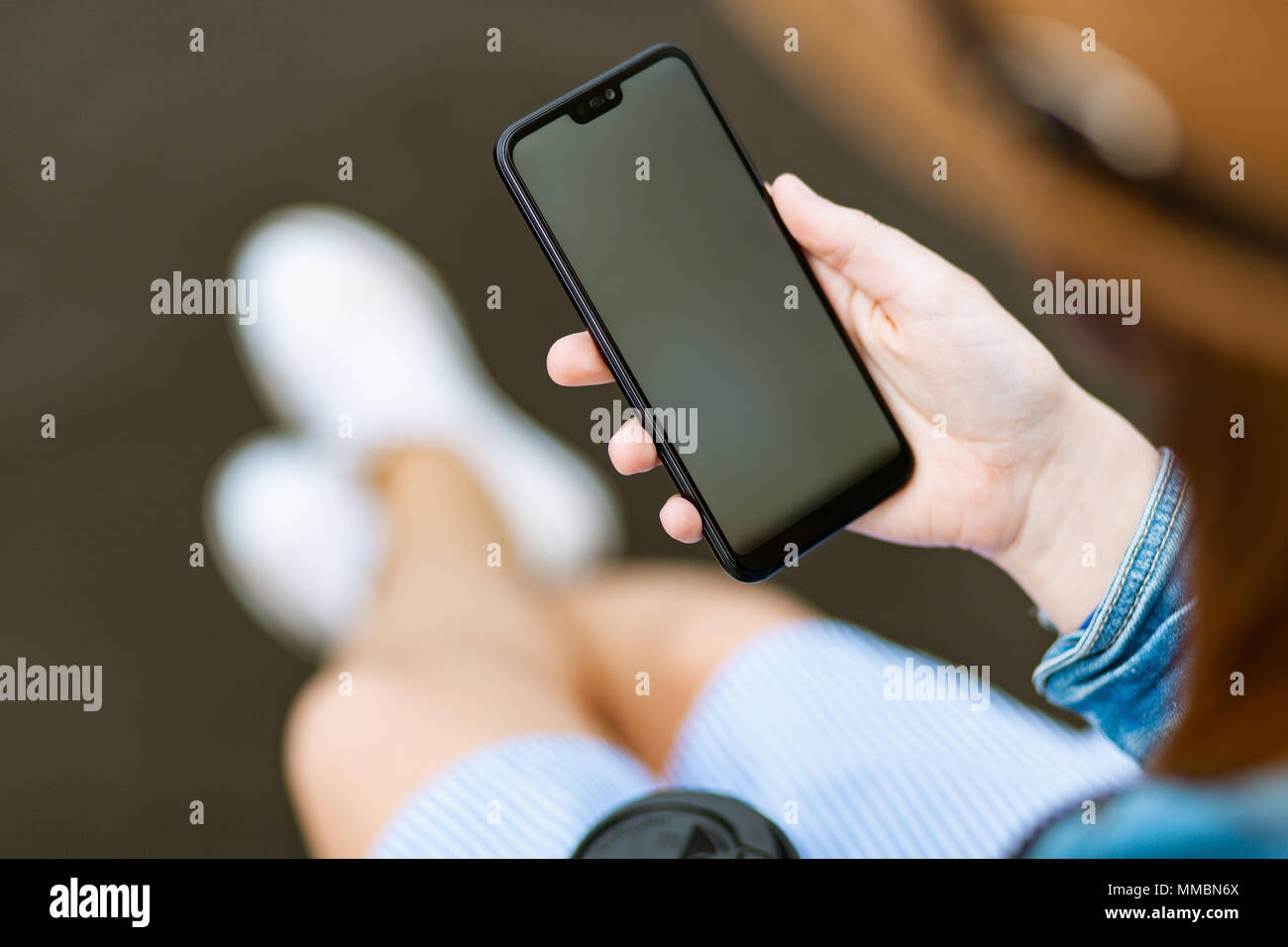 Woman holding mobile smartphone hi-res stock photography and images - Alamy
