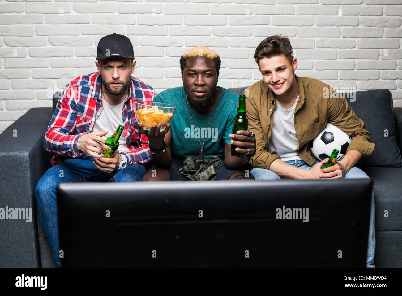 Beer party with friends on the weekend at home hi-res stock photography ...