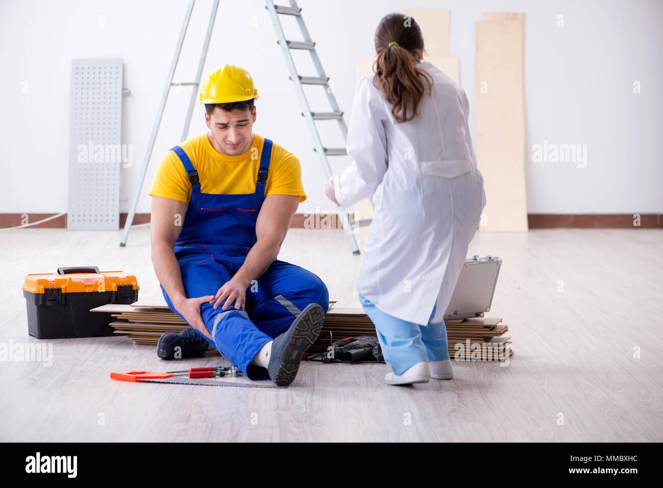 Worker with injured leg and doctor Stock Photo - Alamy
