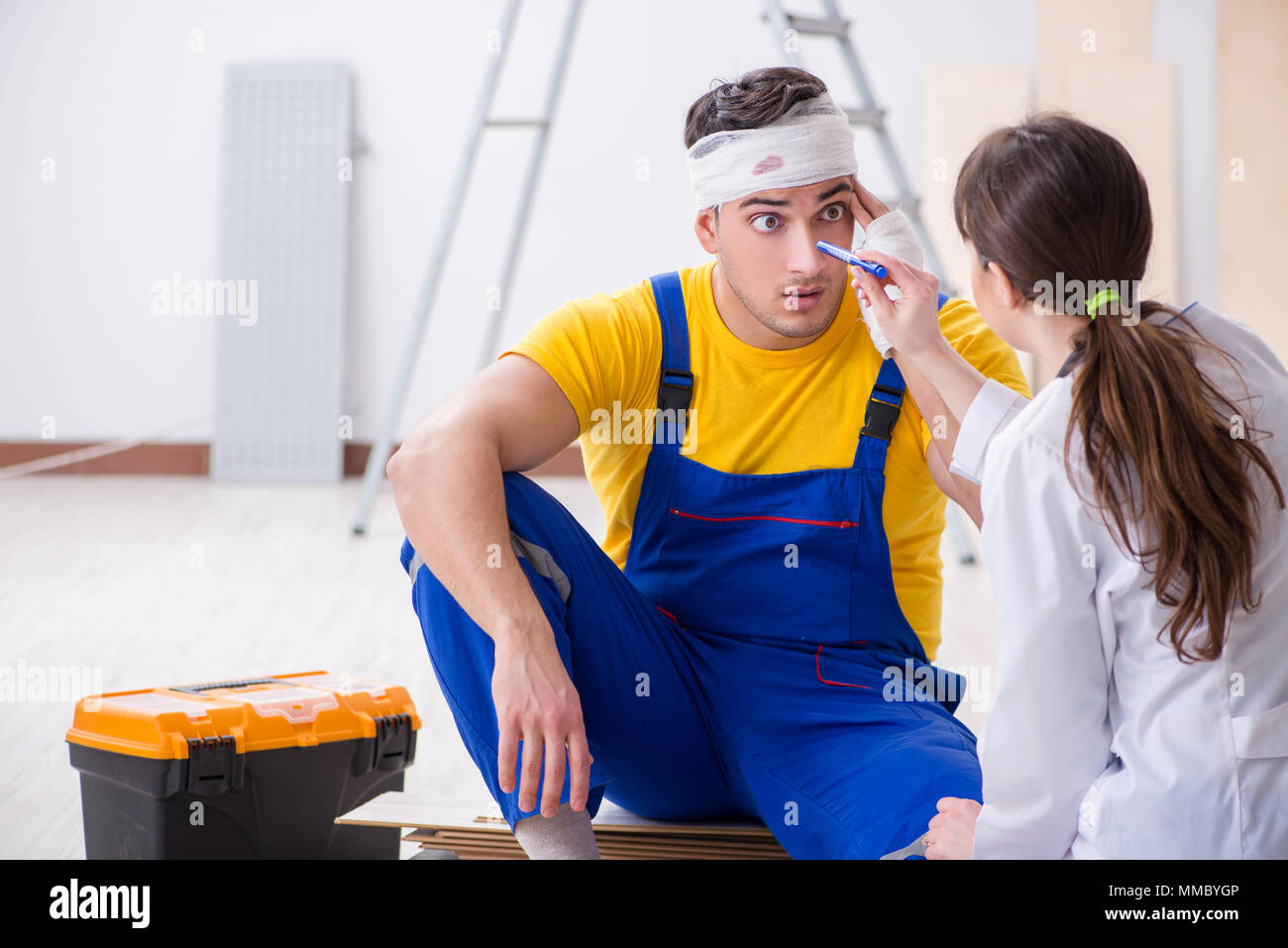 Worker with injured head and doctor Stock Photo - Alamy