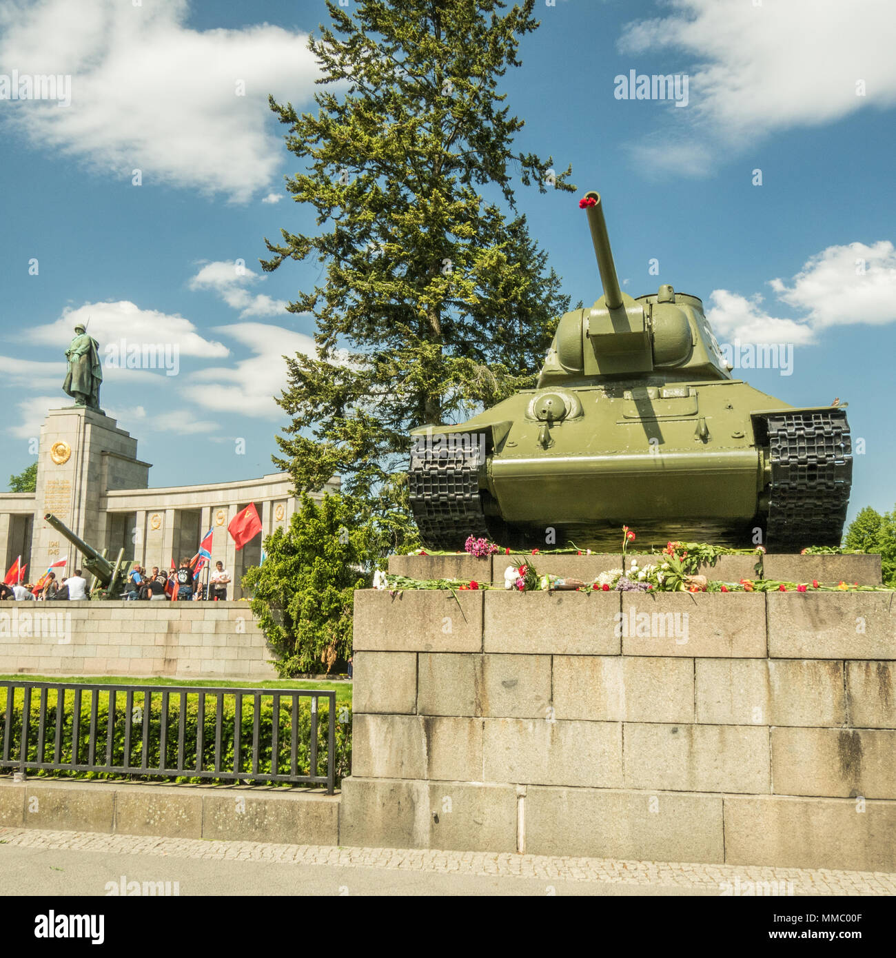 Tank monument war memorial hi-res stock photography and images - Alamy