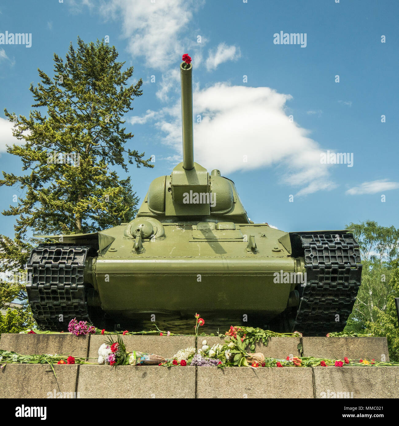 Tank at the Soviet War Memorial in the Tiergarten, Berlin, Germany ...