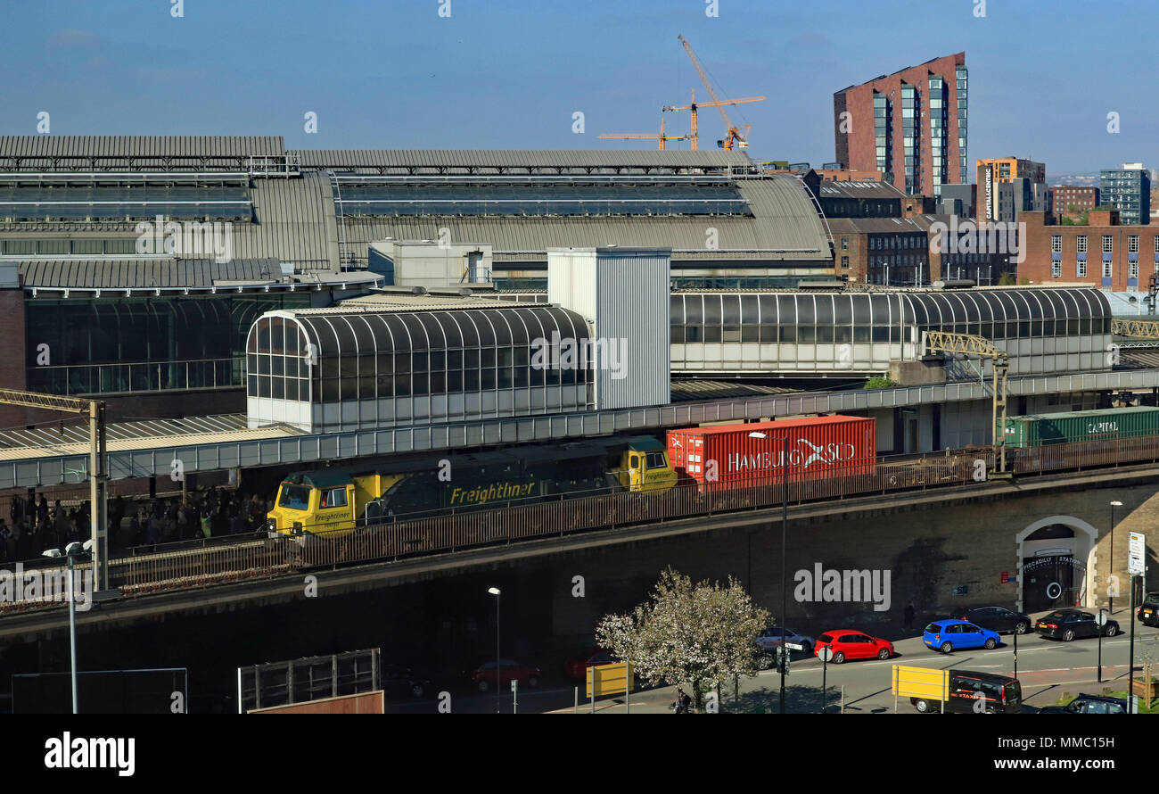 A Freightliner diesel loco passes through platform 14 at Manchester ...