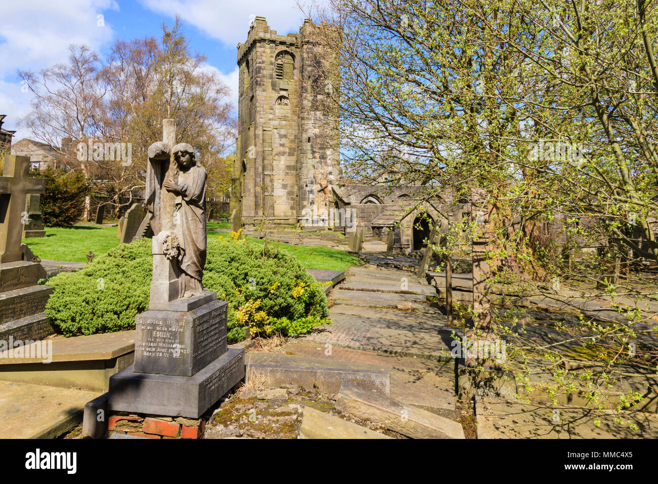 The graveyard surrounding St Thomas the Apostle church ing Heptonstall ...